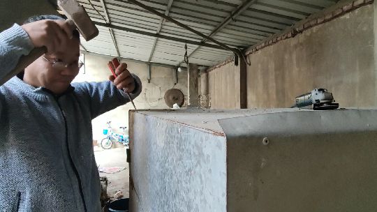 车棚改造 废旧车厢太占空间 准备拆除 电动工具还没有用锤子快
