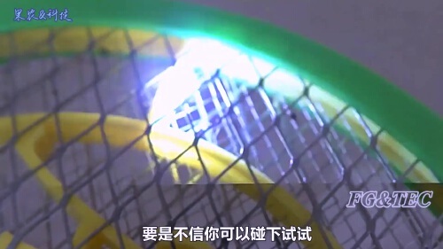 电蚊拍的工作原理,它瞬间达3000V电压,人触摸会不会有事
