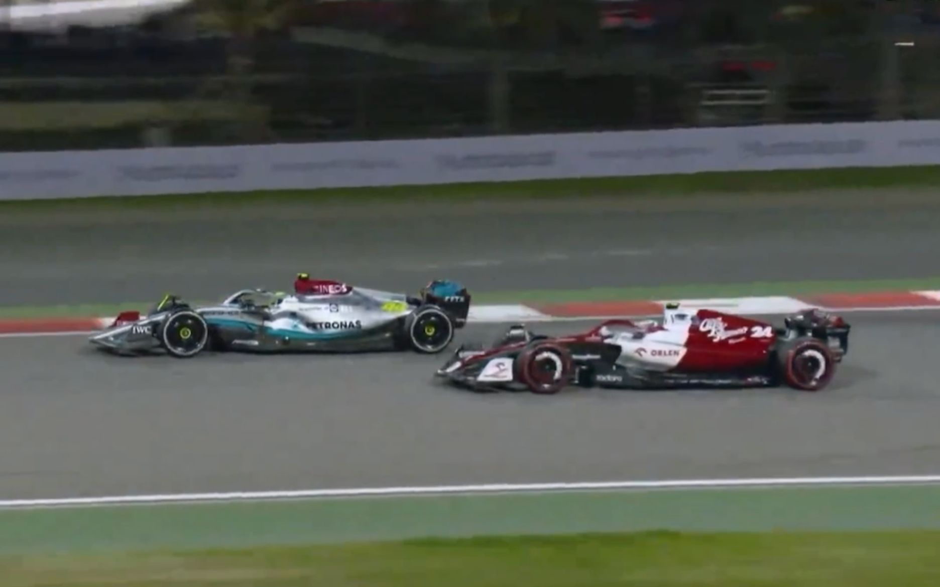 周冠宇F1首秀超车七冠王汉密尔顿