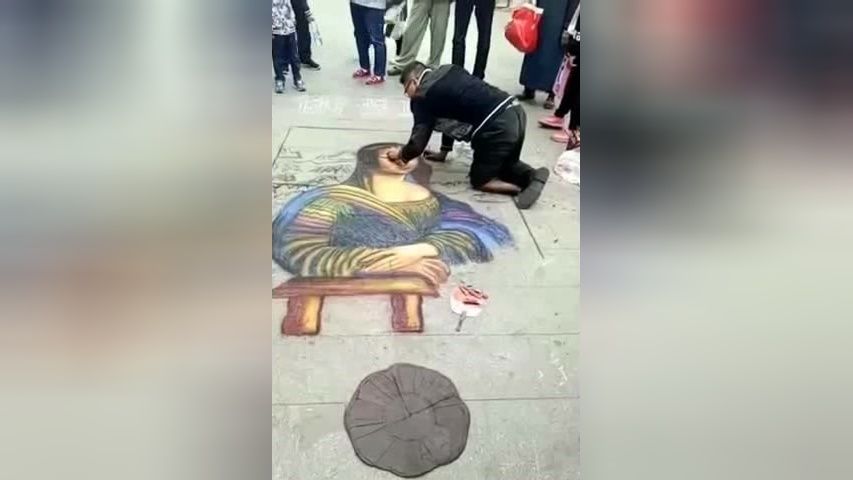 残疾人表演绝活在路边乞讨,路人看后纷纷丢钱施舍!