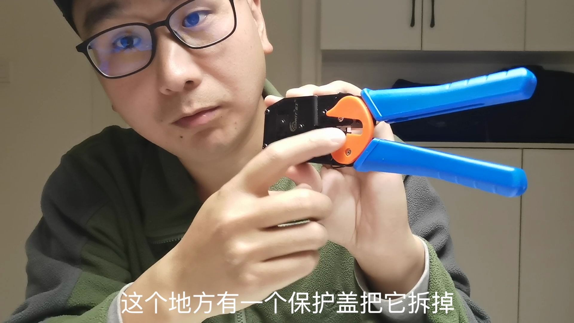 网络水晶头线序如何排列?标准的水晶头接法,只需要一把网线钳