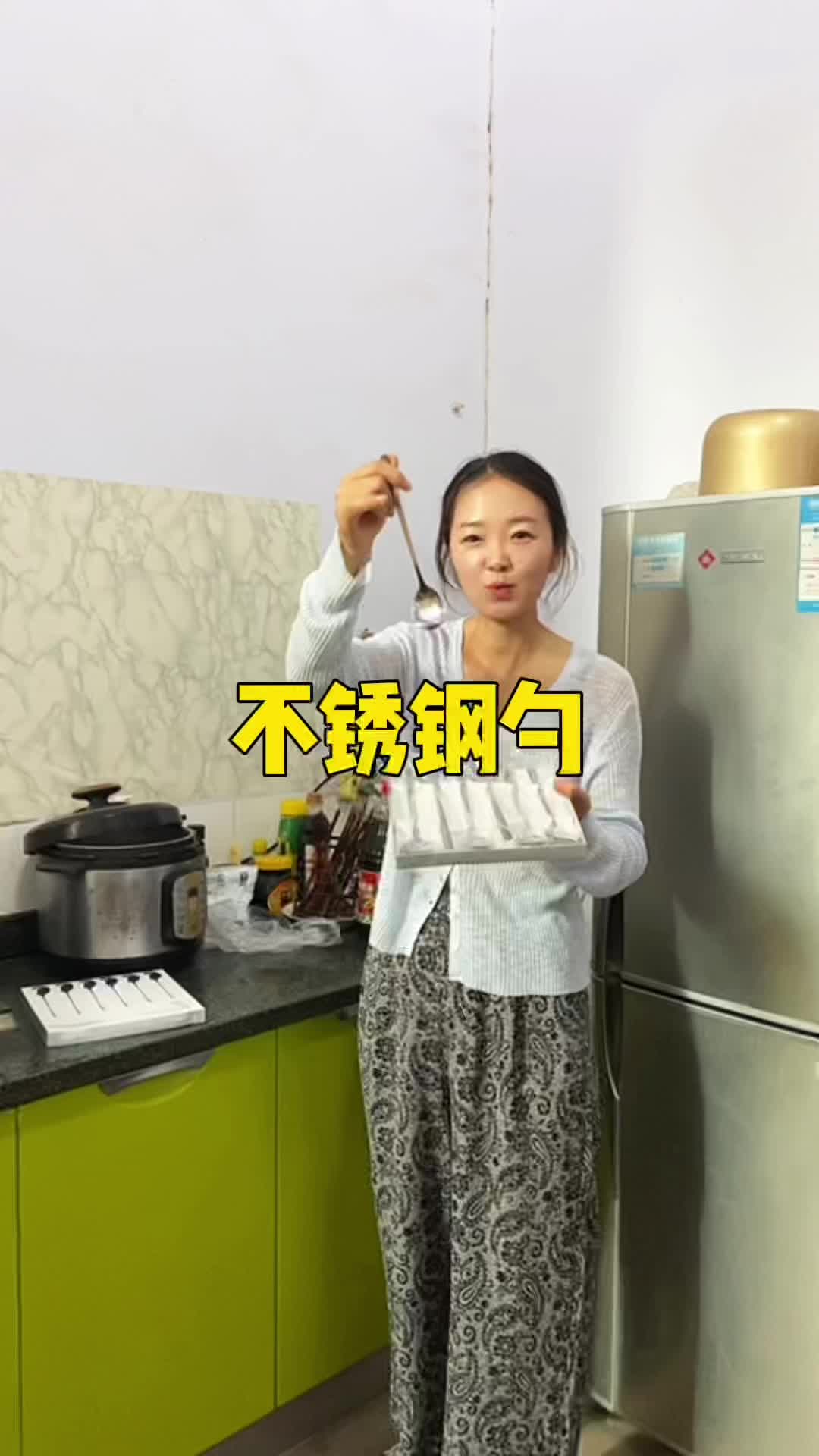 就付个邮费,商家就给发六把不锈钢勺子,不仅颜值高,还是加厚不锈钢...