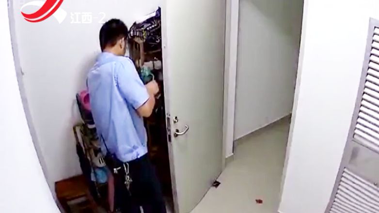 多次往女住户鞋内倾倒“不明液体” 只因小区保安“心情烦躁”