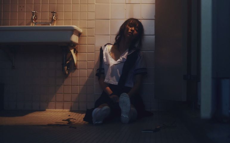 一部反应心理扭曲的校园电影,因为同伴不帮助自己而陷害对方