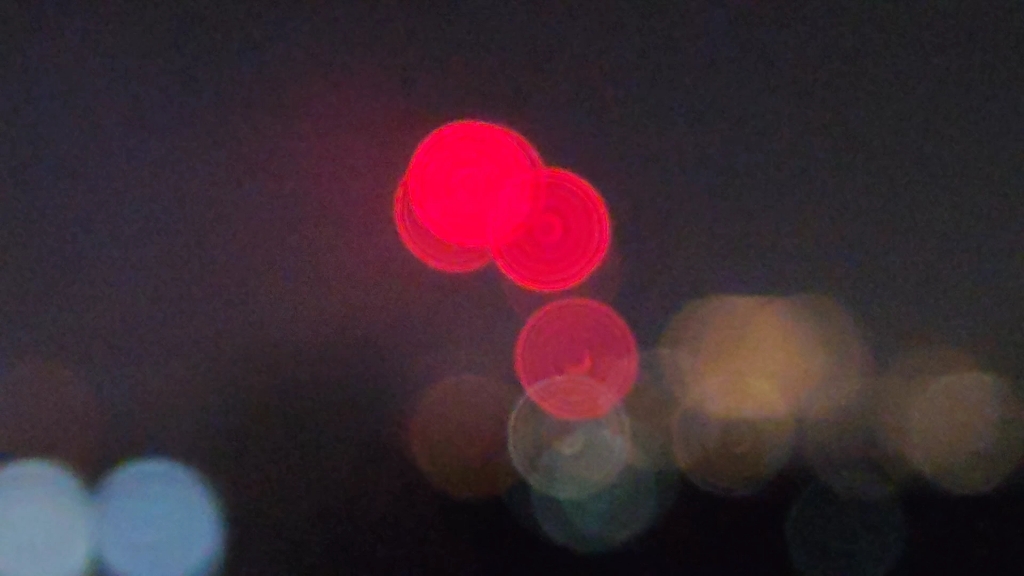 即使困难,总会有一束光在指引着你,光亮着你,我们是陌生人,你我从此...