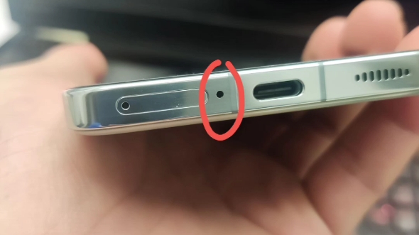 今天刚到的小米13 插卡槽时 不小心插到这个圆孔麦克风了 还他妈用力...