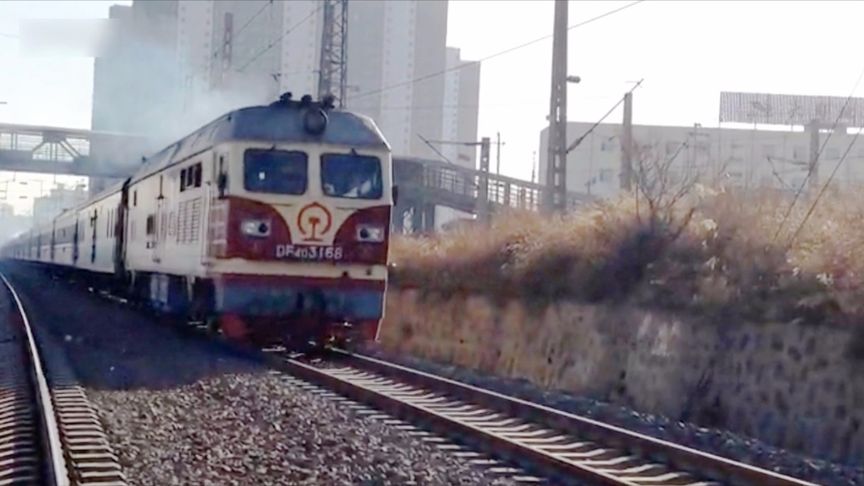 电影囧妈里的中俄国际列车,K3次驶出大同站,车上挂着国徽