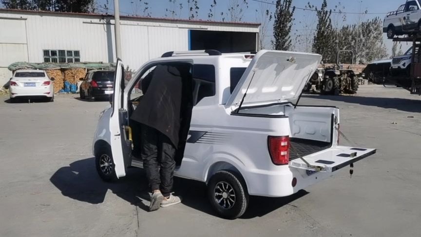 大哥现场看车,特别定做的残疾人专用车,!关爱残疾人生活