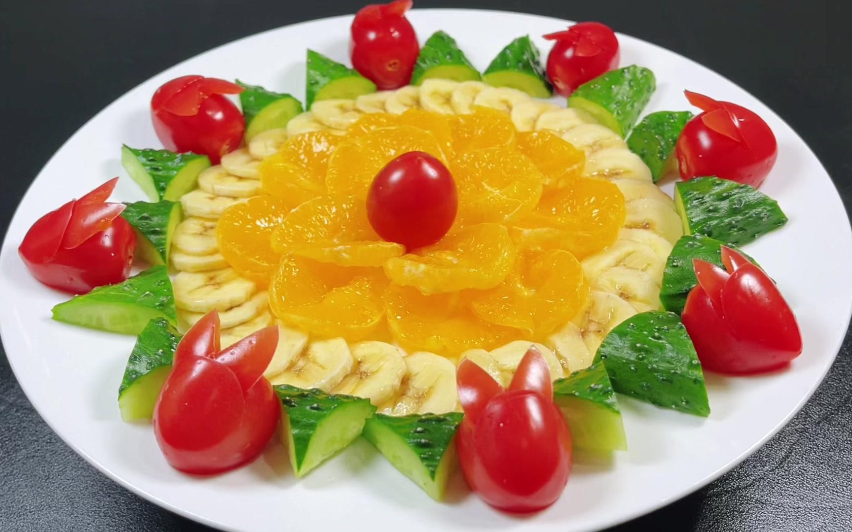 年夜饭餐桌上少不了这道水果拼盘,寓意着花开富贵、玉兔呈祥