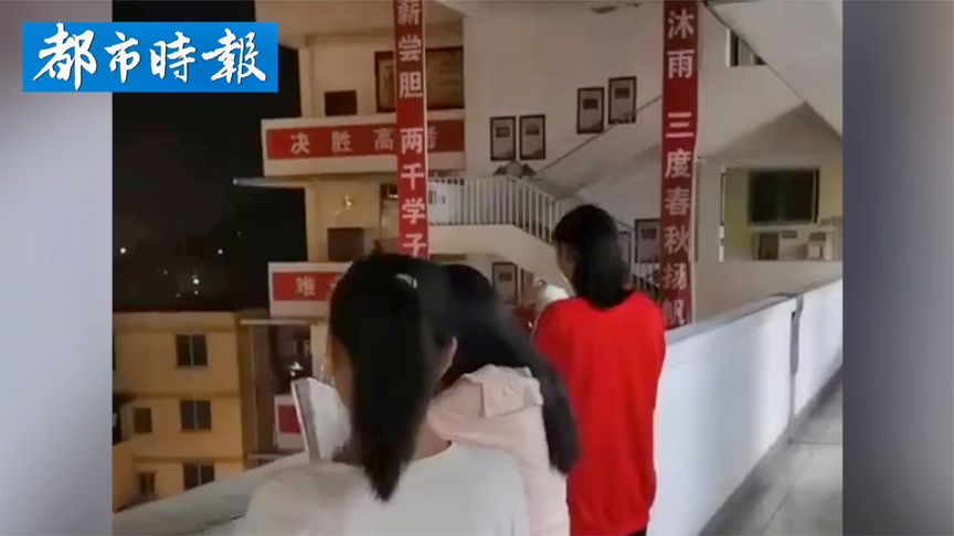 副校长记录高三学生晨读