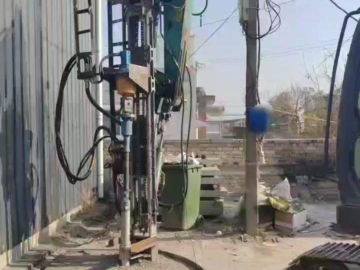 75挖机带冲击器潜孔钻钻岩石杠杠滴