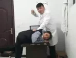 美女得痔疮去看病,没想男医生手法太奇葩,美女紧张的直放屁