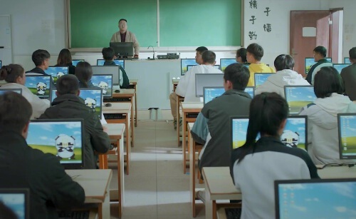 "小伙用同学U盘在教室下爱情片,结果方圆十里的电脑都中病毒