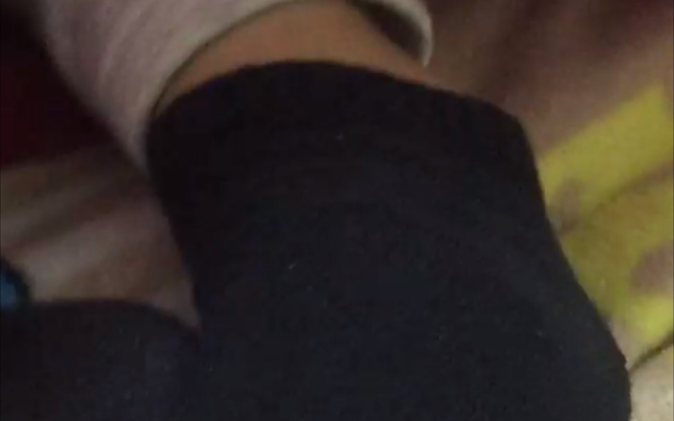 黑袜小帅哥被挠脚心