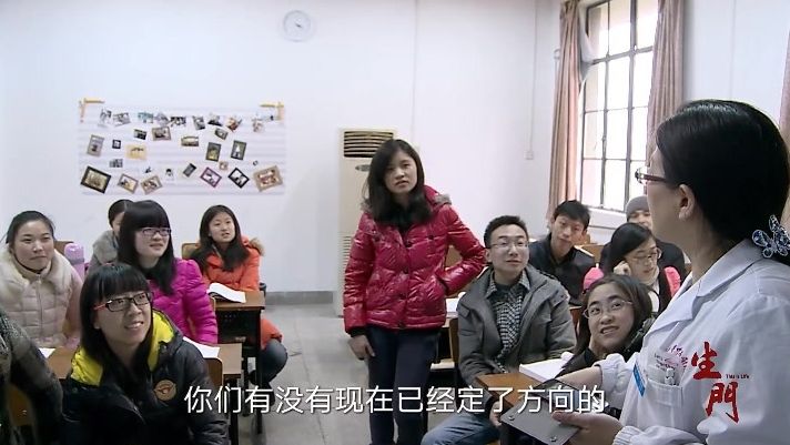 产科里早例会依旧进行 杨主任对男同学说你强壮,可以去做妇产科
