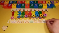 字母和数字与磁性字母组合在一起为幼儿园学习