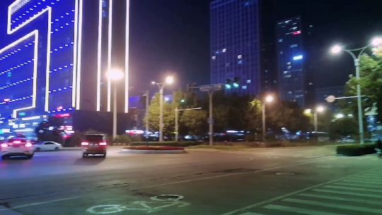 济南长清大学城商业街夜景,大学生晚上的聚集地。
