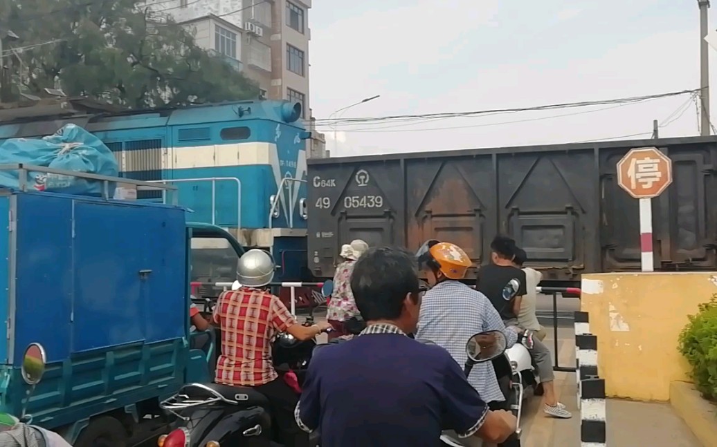 ...桥路道口(中途进行了一小段折返作业,目测是解挂了一部分货车车厢)