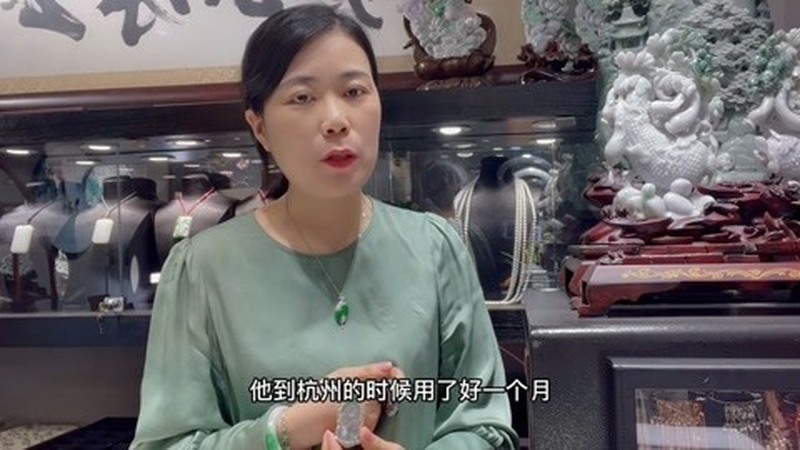 来俩件高品质翡翠挂件,欢迎大家围观欣赏