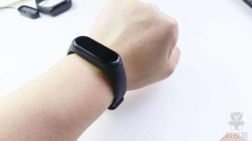 小米手环4开箱上手,100多元的AMOLED屏幕,手环能装下这么多功能
