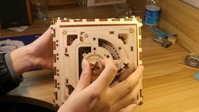 这个木头保险箱真有意思 还可以上锁设置密码