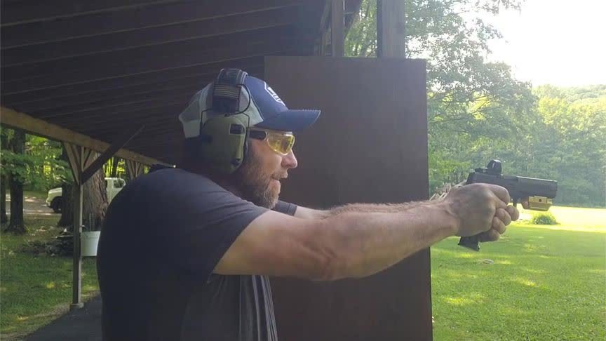 手枪配备光学瞄准镜射击测试,可靠性没得说,枪法更上一层楼