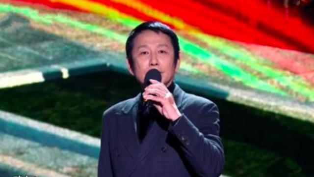 老戏骨陈道明罕见现身央视晚会,诗朗诵感动全场