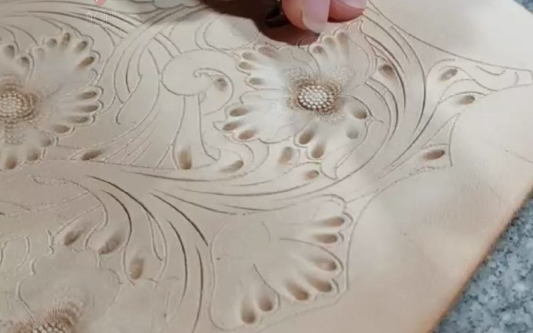 ...皮雕包包上的唐草纹经过手工精细雕琢和刻画,呈现出独特的质感和...