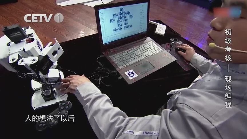 你知道机器人的动作是怎么编出来的吗?学员们现场编程,快看看吧