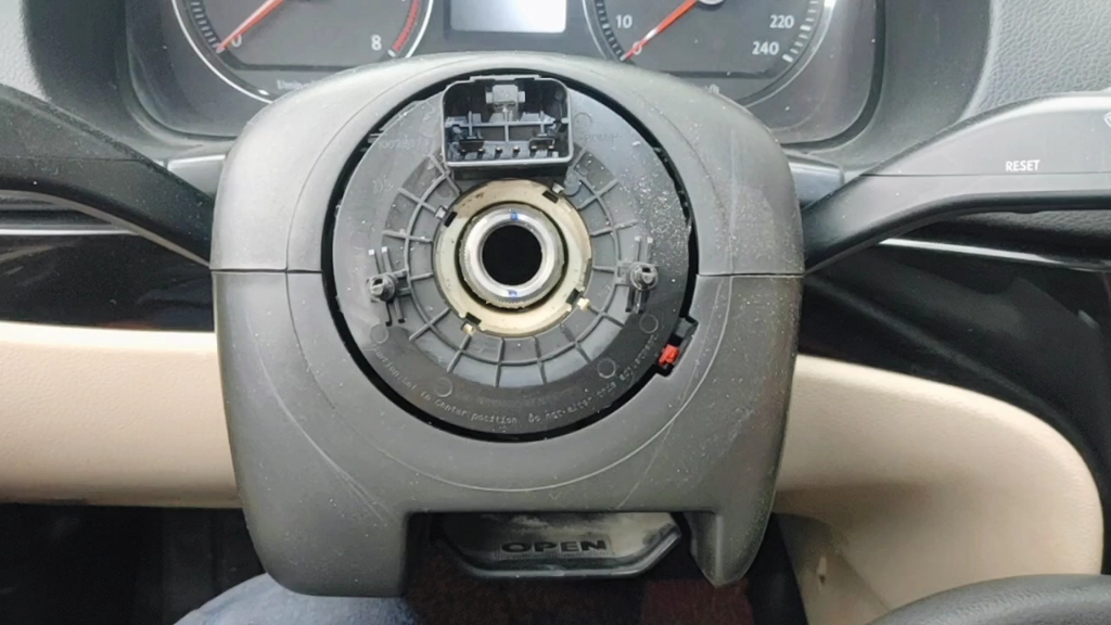 大众朗逸安全气囊拆卸作业