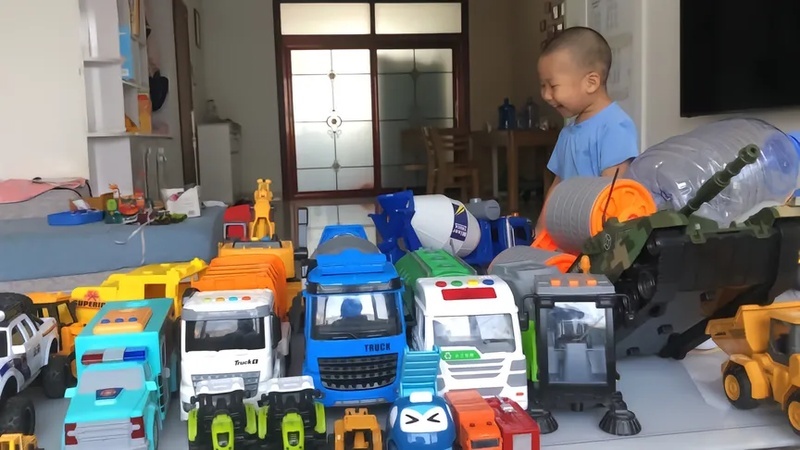 给小朋友们介绍一下小萌娃的玩具车,工程车儿童玩具车模型男孩