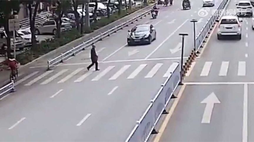 司机斑马线前不礼让,过马路的行人被撞飞