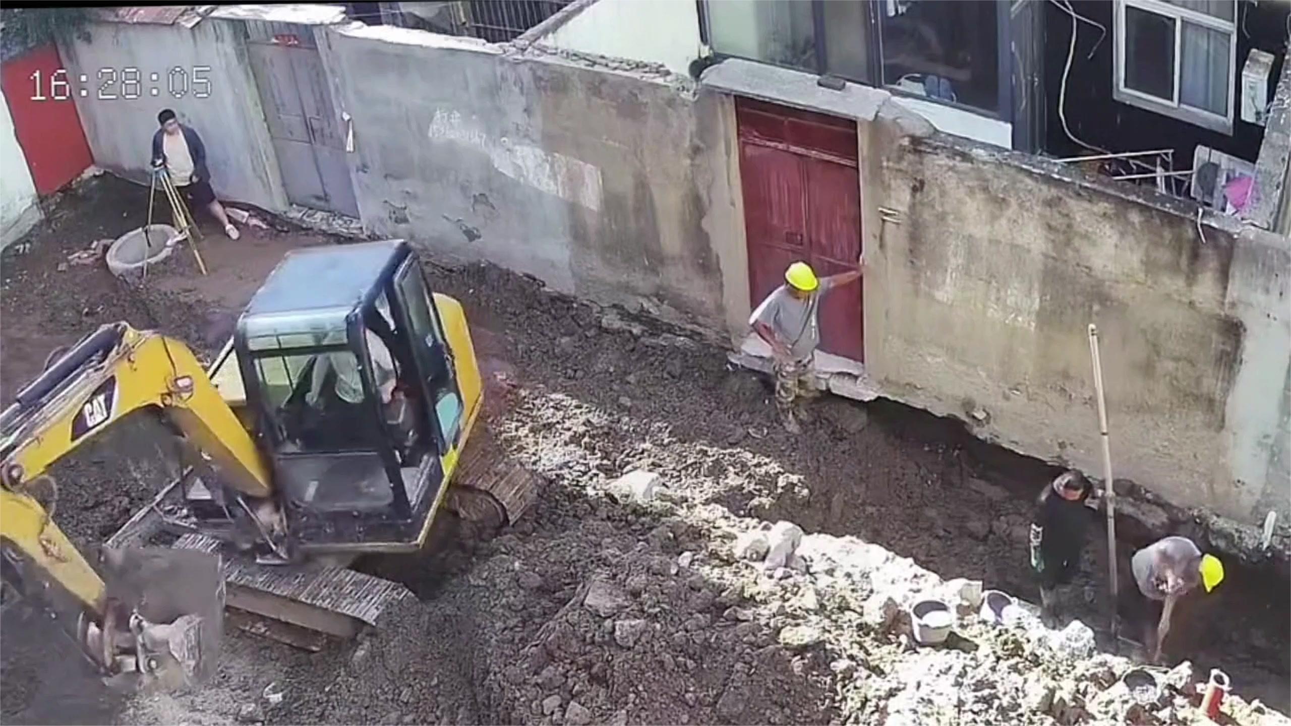 黑衣服甚至连安全帽都没戴