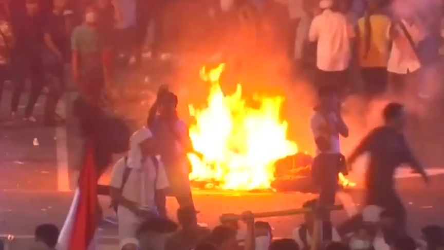 印尼骚乱示威者打出“反华”标语 中国驻印尼使馆发文提醒