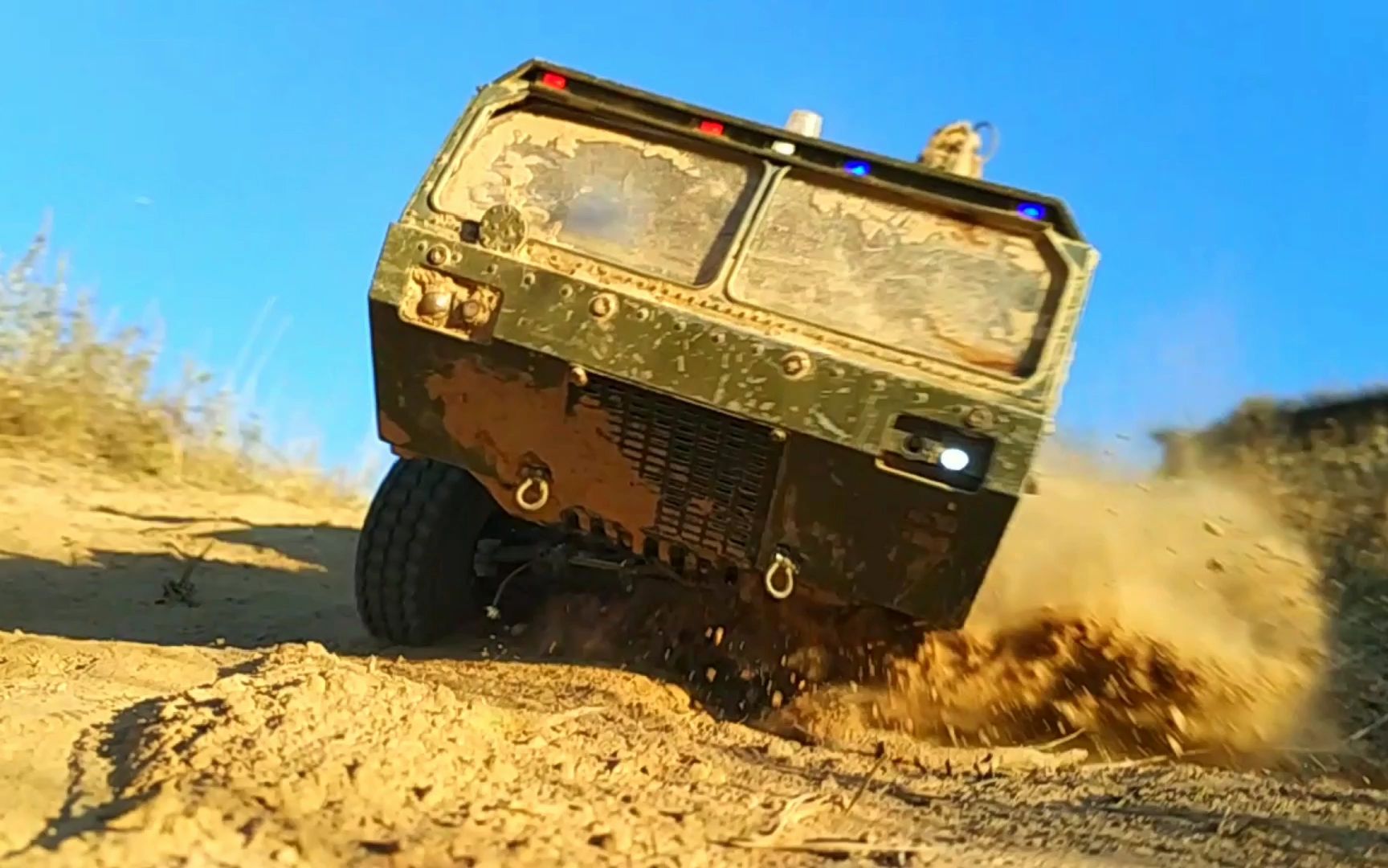 遥控货车执行任务被埋,重型板车租借挖掘机救援