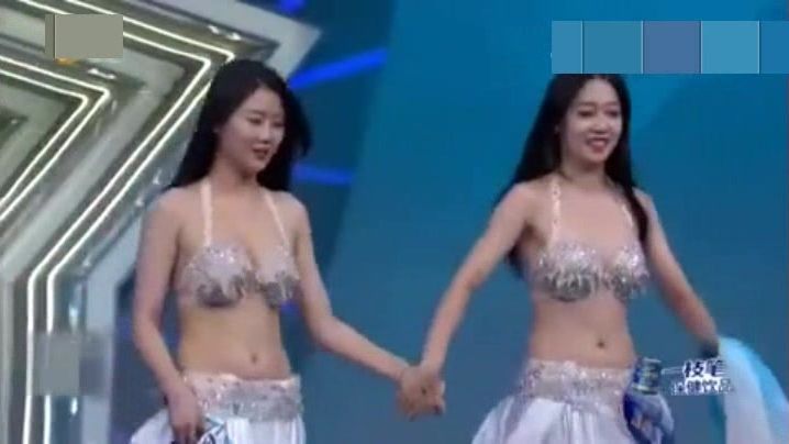 姐妹花表演肚皮舞,性感比基尼配火辣身材,现场男观众都沸腾了!