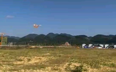 玩航模的哪个没飞过SU27。 看起来飞的挺稳
