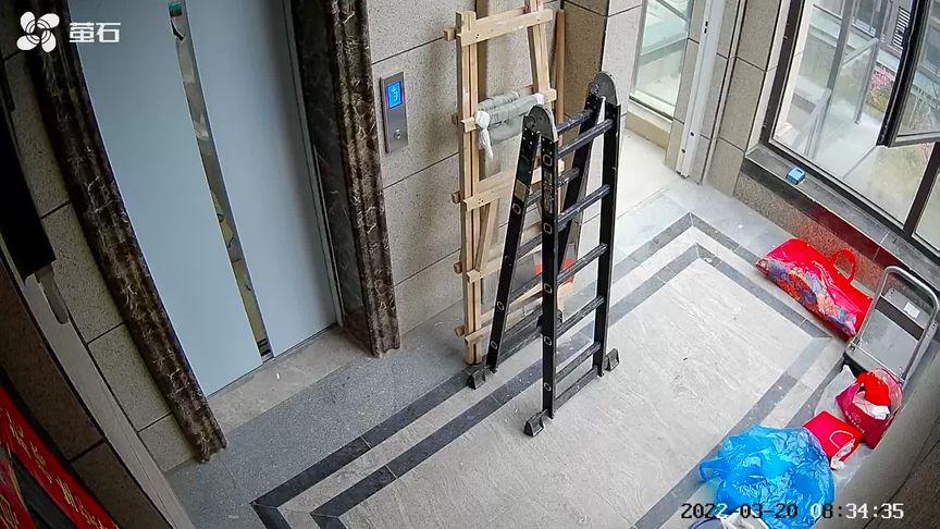 大白们来电梯消毒完准备走了