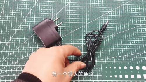 充电器不单单是充电,剪断后改成万用表使用,价值可以翻百倍