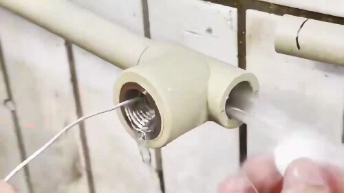 水管漏水别急!老师傅一根铁丝神奇堵漏,这招太绝了!
