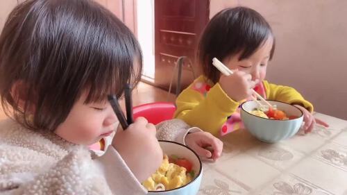 双胞胎宝宝喜欢吃面条,筷子用的不咋样,上学了该咋办