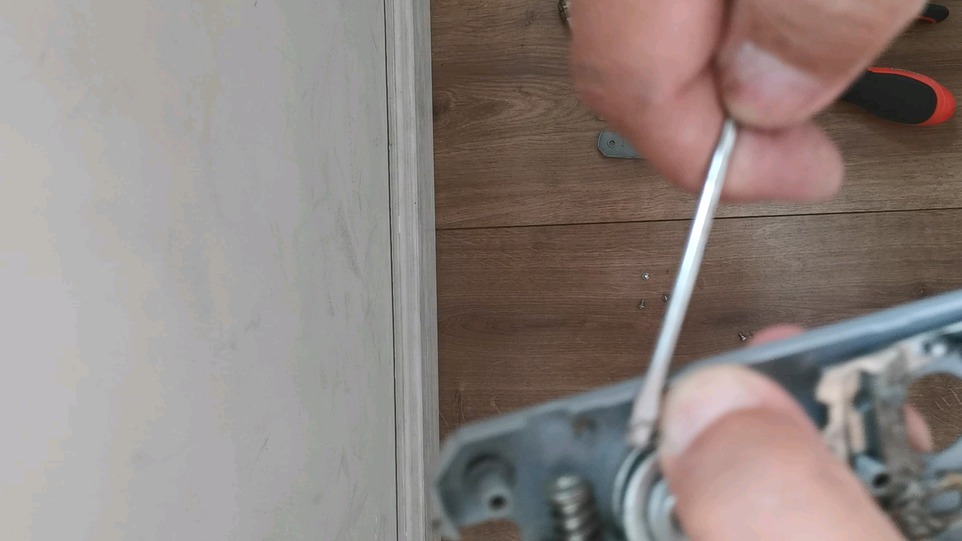 室内门锁反锁拧不动,拆开修一下,一看就会