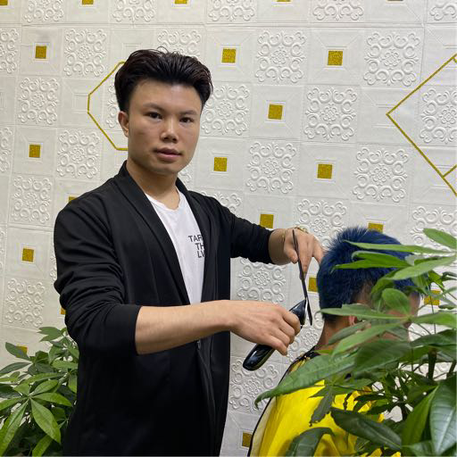 在家学剪发 