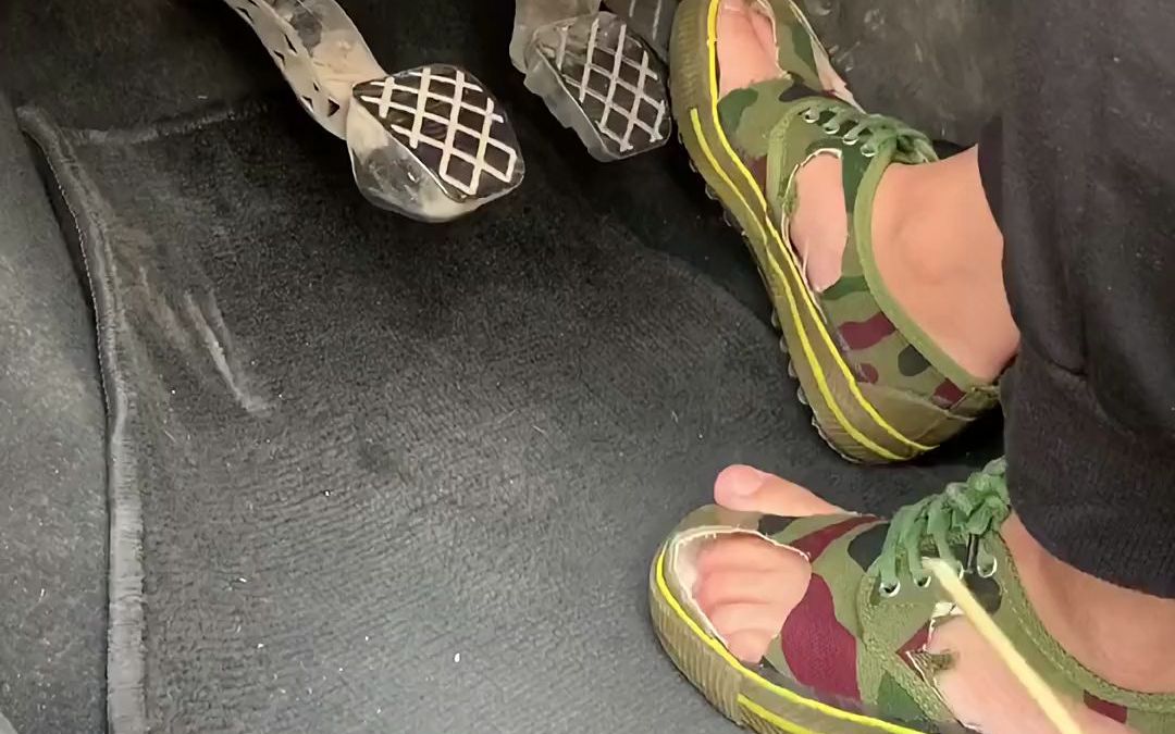 新手起步先松离合再松刹车,是因为怕油门稳不住,容易超转数