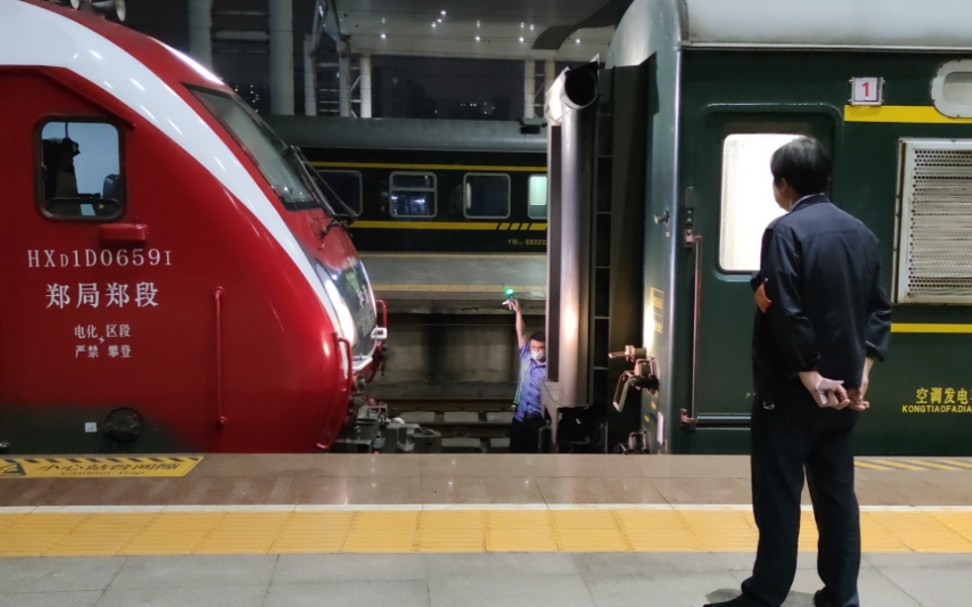 T168次列车(南昌至北京西)武昌站换挂本务机车(郑局郑段HXD1D0659)...