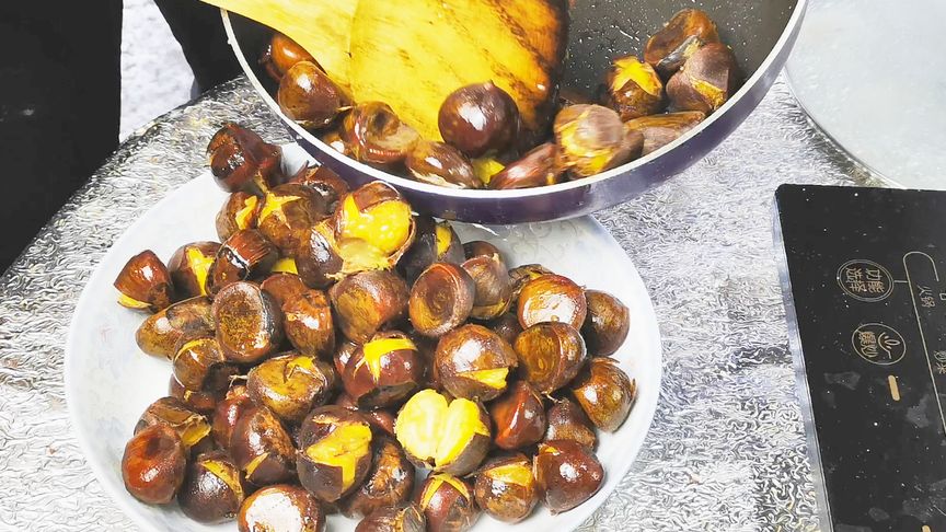 板栗不好剥内皮?农村媳妇教你一个方法,2分钟剥完一大盘