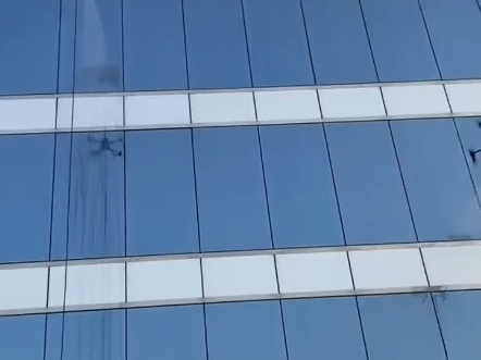 无人机高空清洗室外玻璃,取代高危人工作业,让科学技术为安全护航