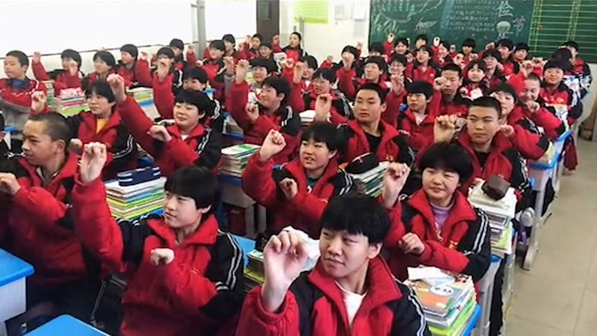别人家的老师!河北学生课桌舞网络走红,网友:最飒的娃,带劲儿