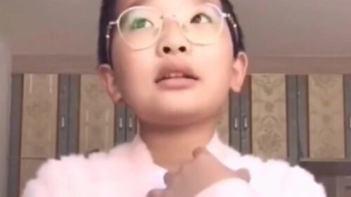 小男生模仿老师上课,简直惟妙惟肖,太到位了,不去学表演可惜了!