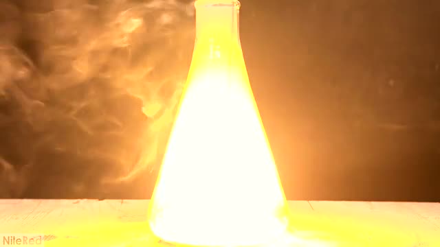 金属钠点燃后放入氯气中的反应,你知道会形成什么吗?